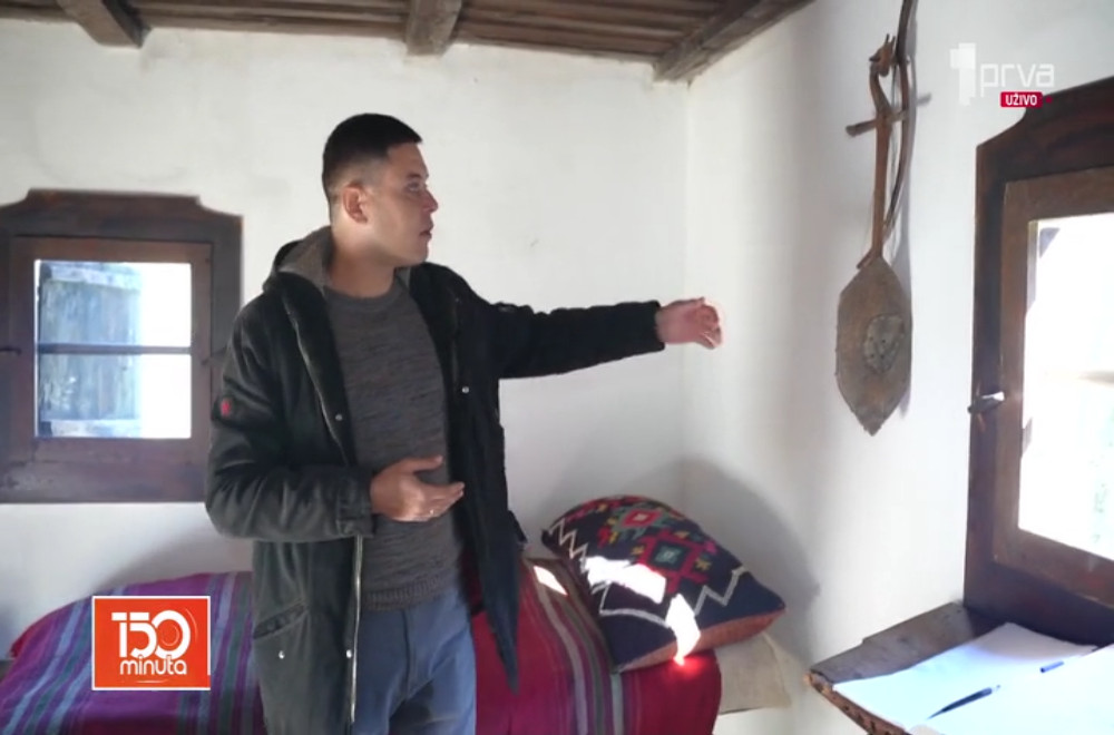 Jednom godišnje se u Kući Vuka Karadžića okuplja narod oko upaljenog ...