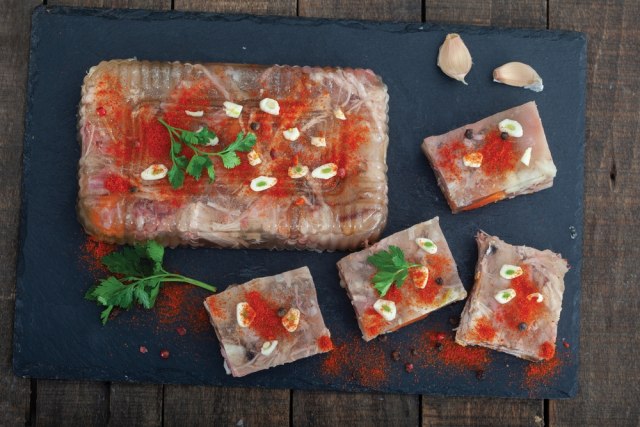 Za one koji ih obožavaju: Najbolji recept za domaće pihtije!